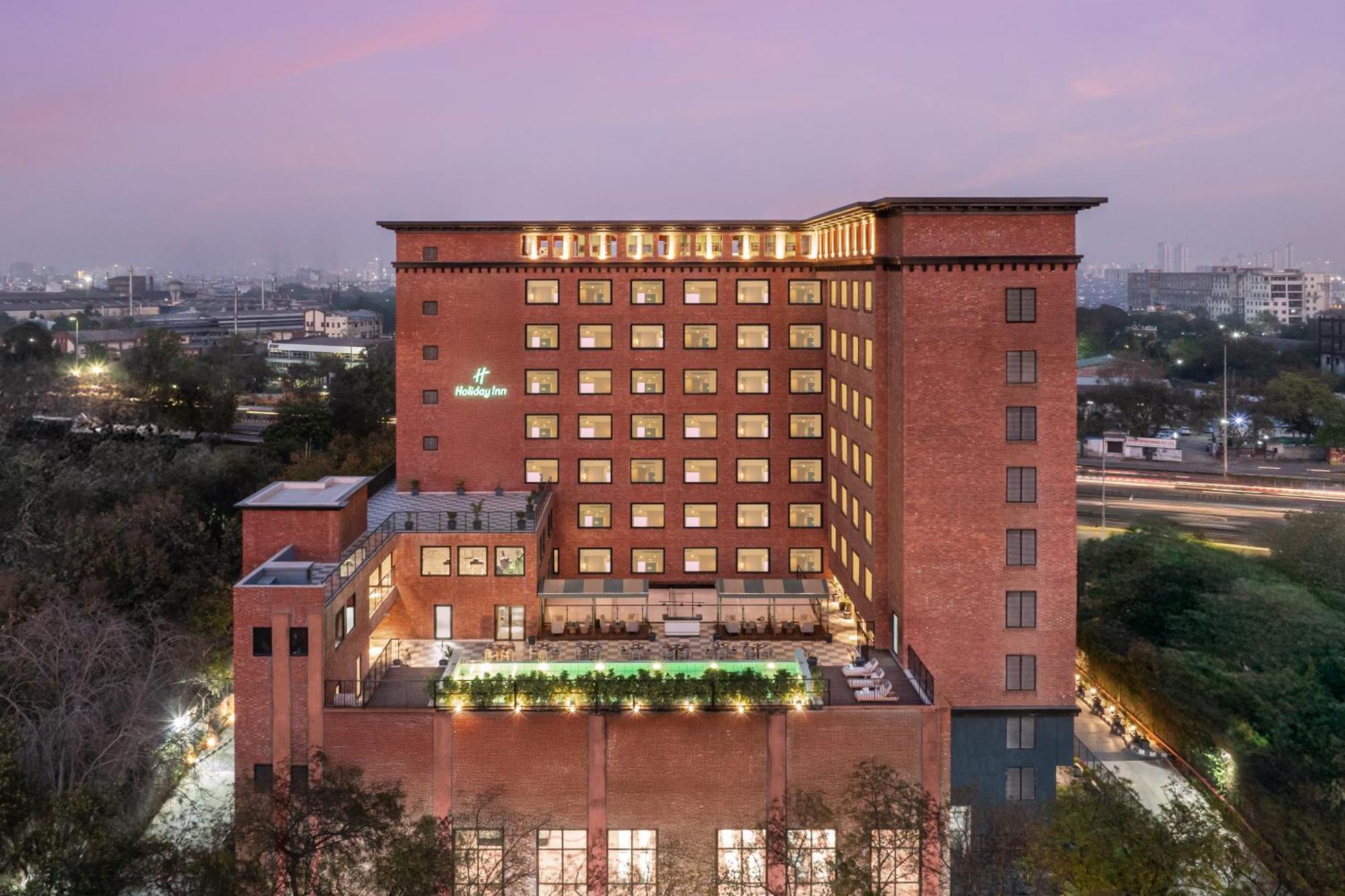 HOLIDAY INN GURGAON NH8 BY IHG | ⋆⋆⋆⋆ | INDIA | SEASON DEALS FROM $50